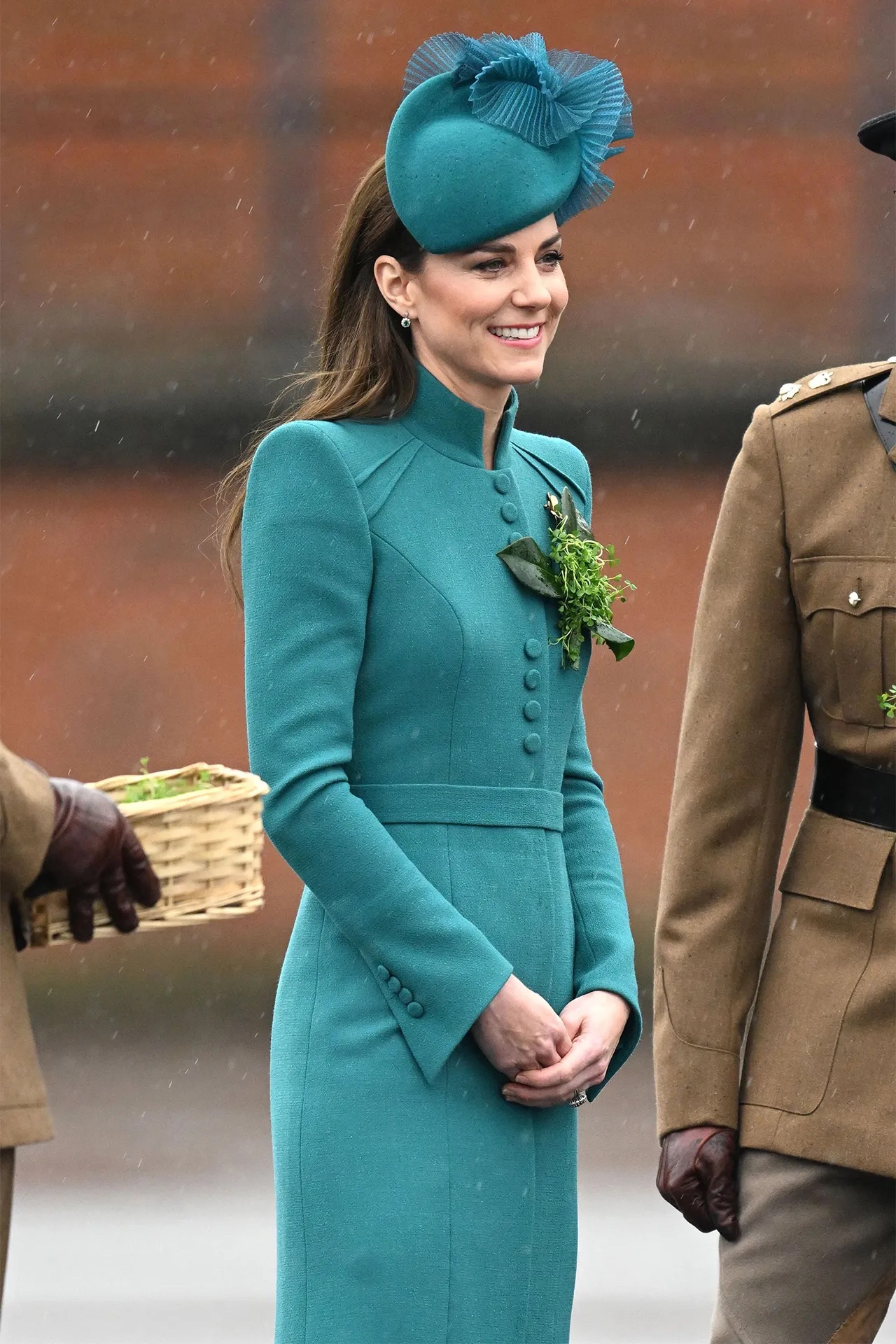 Día histórico para Kate Middleton: radiante de verde, se estrena como ...