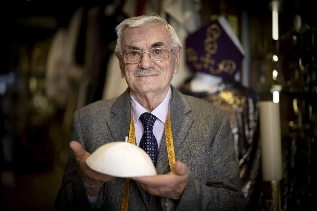 Raniero Mancinelli, el sastre de los Papas: así es el solideo y el ...