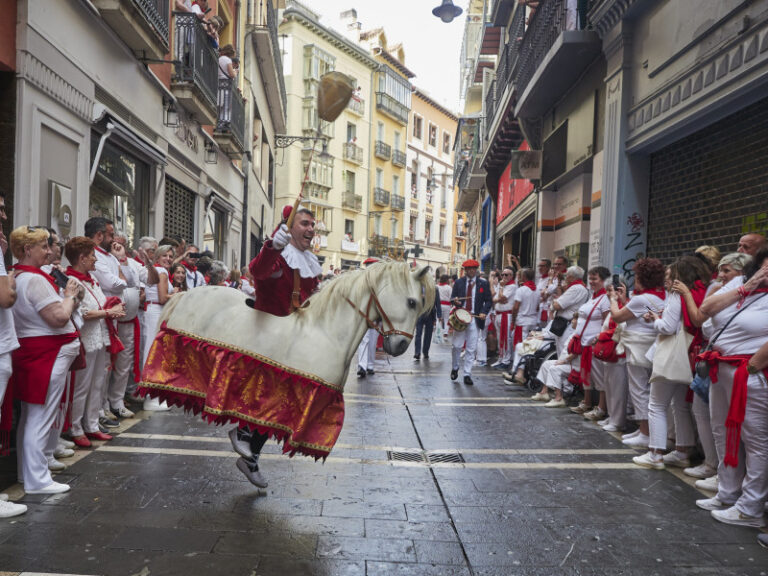La verdadera historia de San Fermín: origen, leyenda y cómo nació y ...