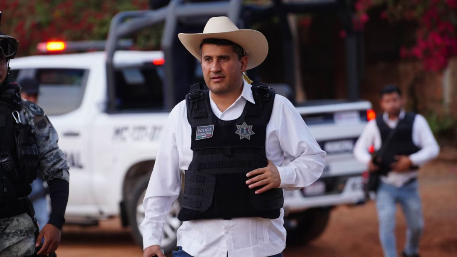 Muere alcalde de Uruapan, Carlos Manzo, tras ser atacado a balazos en Festival de Velas | EF ...